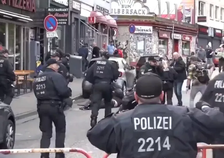 Policía alemana disparó a un hombre que amenazaba con un hacha a ...