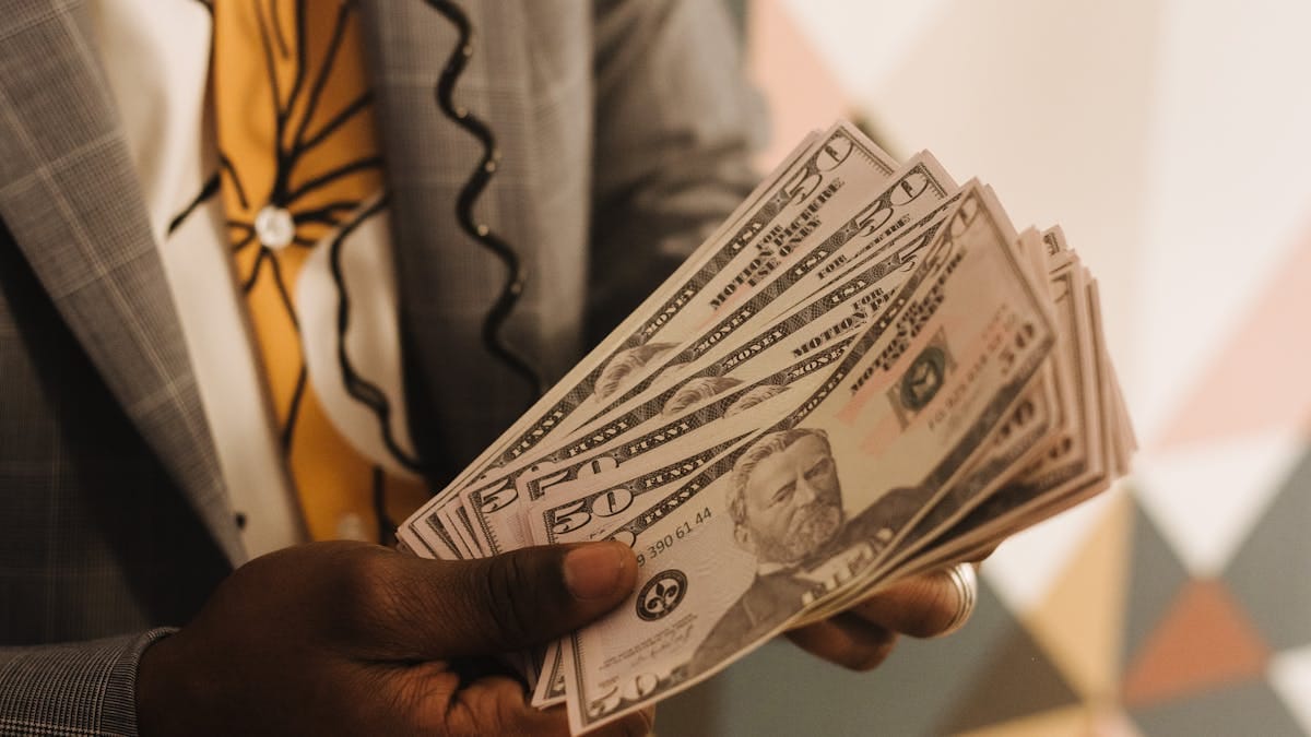 Los CEOs mejor pagados de DC: ¿Quiénes lideran el ranking?