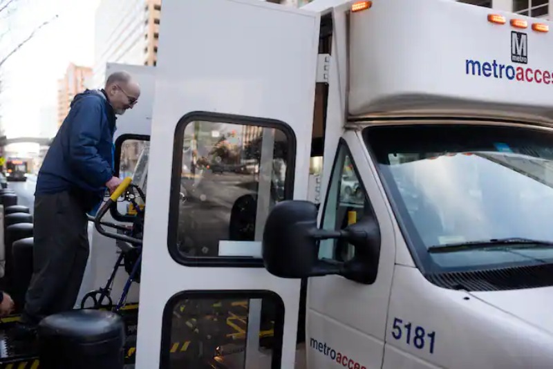 Trabajadores de MetroAccess hacen huelga por los salarios