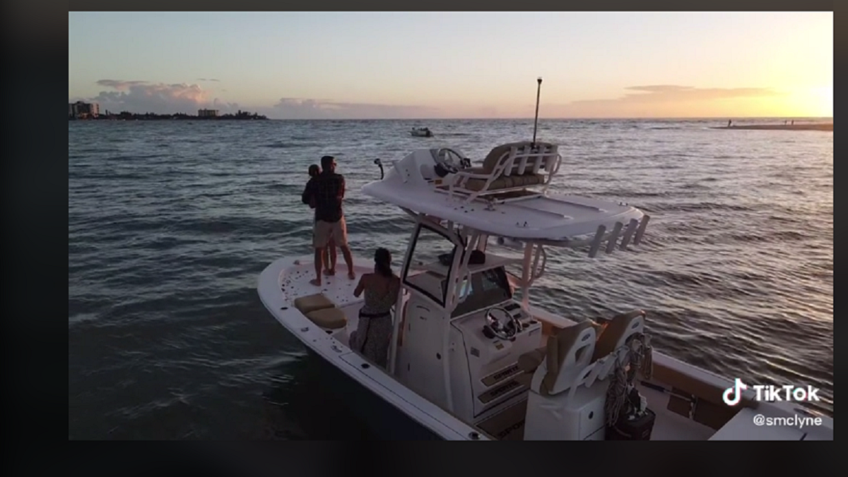 Hombre le pide matrimonio a su novia en un yate en Florida y se le cae el anillo al mar