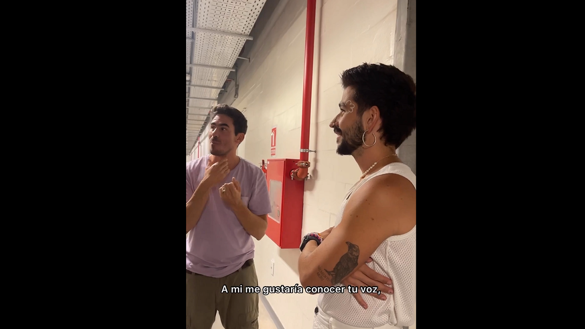 Así fue el encuentro de Camilo con un fan que tiene discapacidad auditiva durante un show