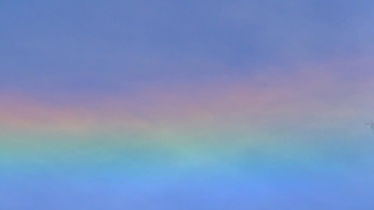 Nubes de colores, el fenómeno meteorológico que se vio en el cielo de Medellín