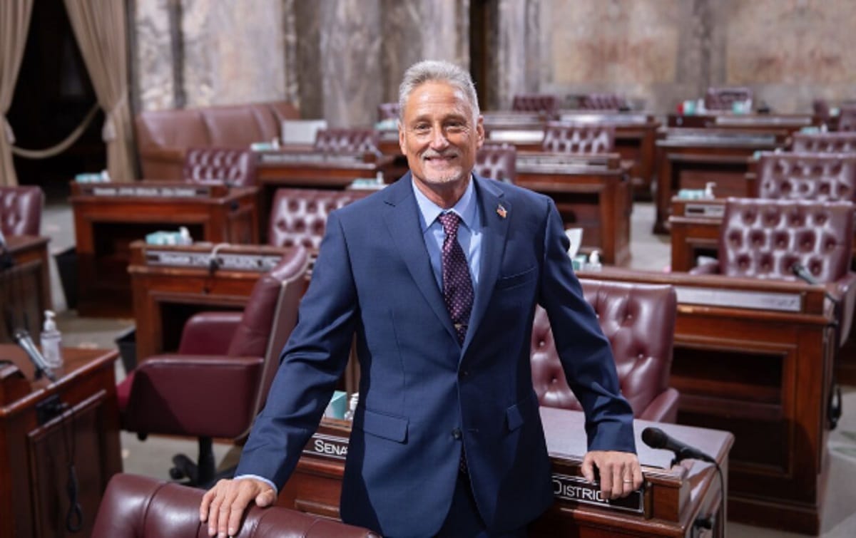 Tribunal absuelve al senador Jeff Wilson tras entrar a Hong Kong con un ...