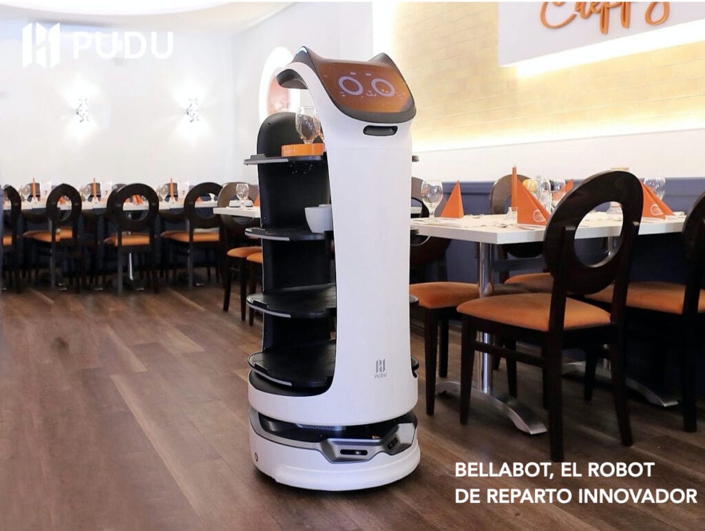 El viral robot con orejas de gato para servir comida