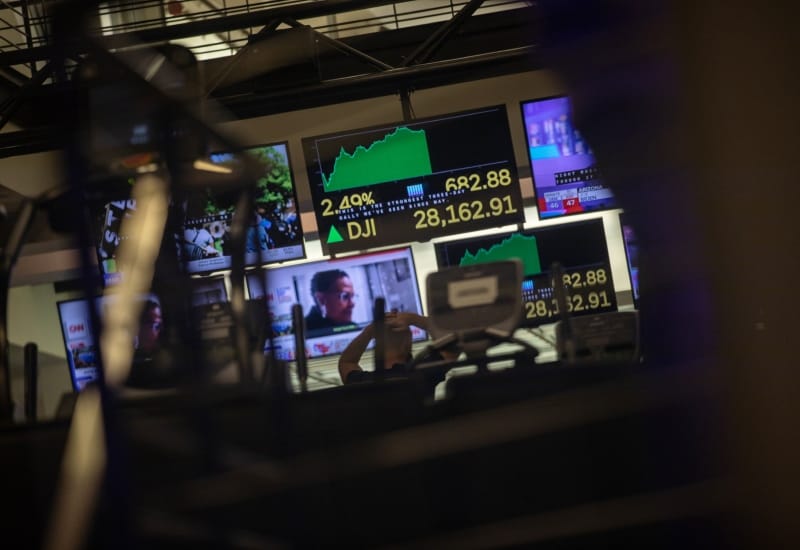 Dow Jones y S&P 500 cierran con caídas, mientras el Nasdaq termina con buenas ganancias