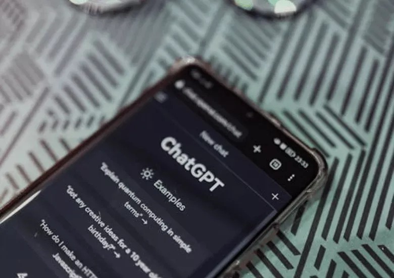 Exanalista de la CIA insta a "nunca confiar" en OpenAI y ChatGPT