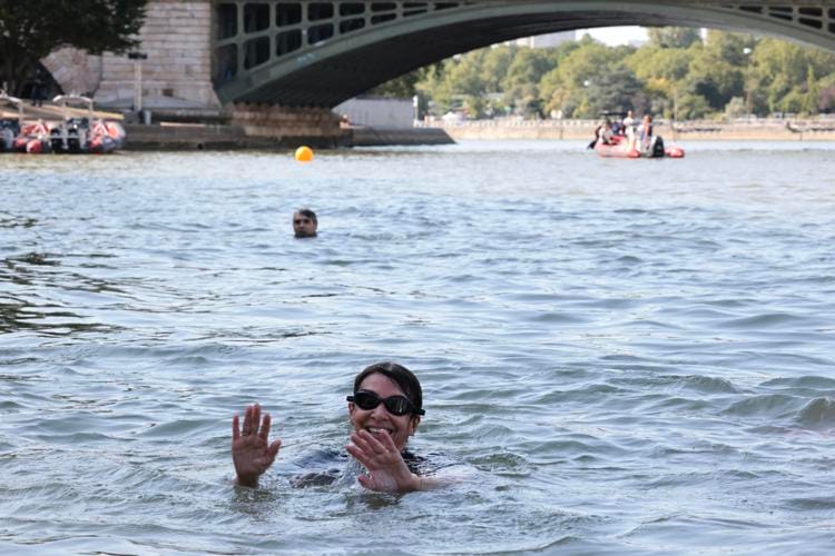 FOTOS | Alcaldesa de París nada en el río Sena para mostrar confianza en preparativos olímpicos