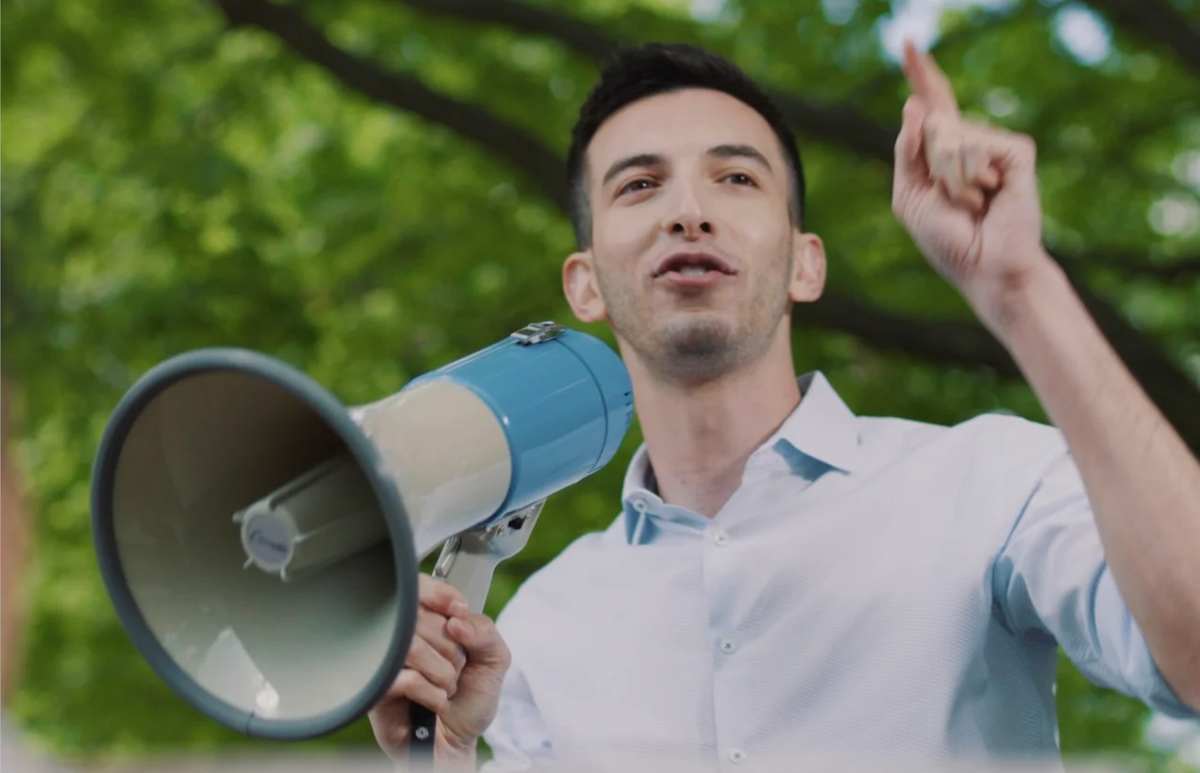 Joe Vogel, el joven que quiere defender la voz de los latinos en el ...